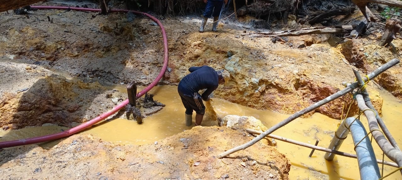 Illegal gold mining operation in Essequibo River shut down; operator ...
